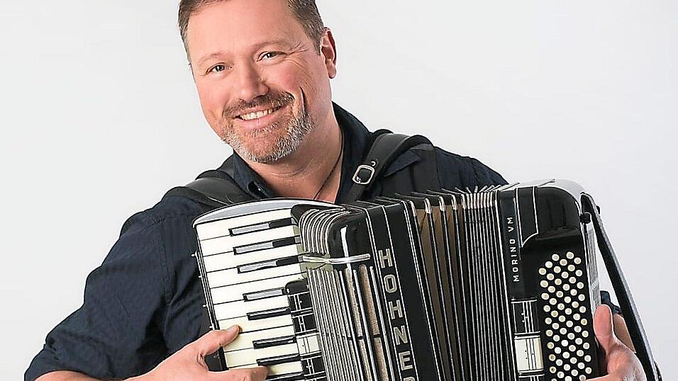 Vollblutmusiker Thomas Moser greift in Osterhofen in die Tasten