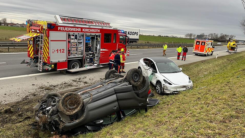 Auto überschlägt sich nach Kollision auf der A3 bei Kirchroth