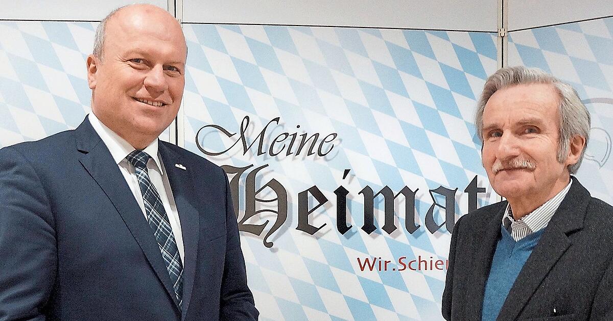 Richard Rohrer übergibt zweiten Teil der Chronik an Bürgermeister