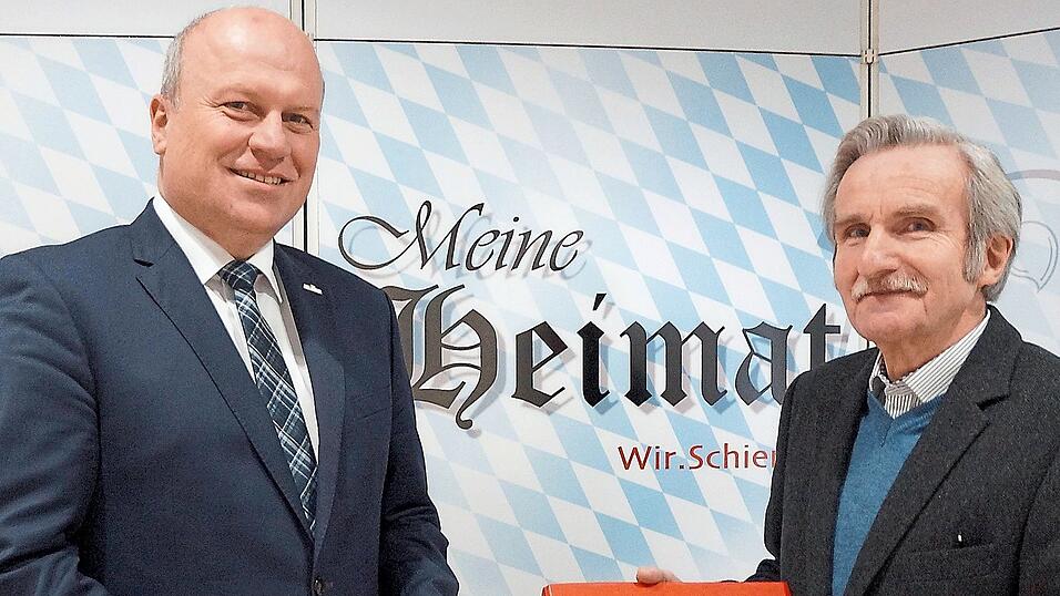 Richard Rohrer übergibt zweiten Teil der Chronik an Bürgermeister