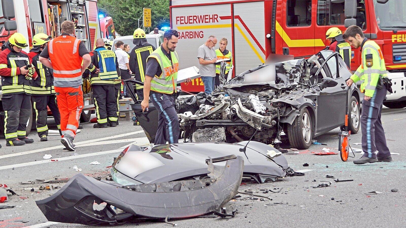 Tödlicher Autobahnunfall bei Barbing verlangt Rettern viel ab