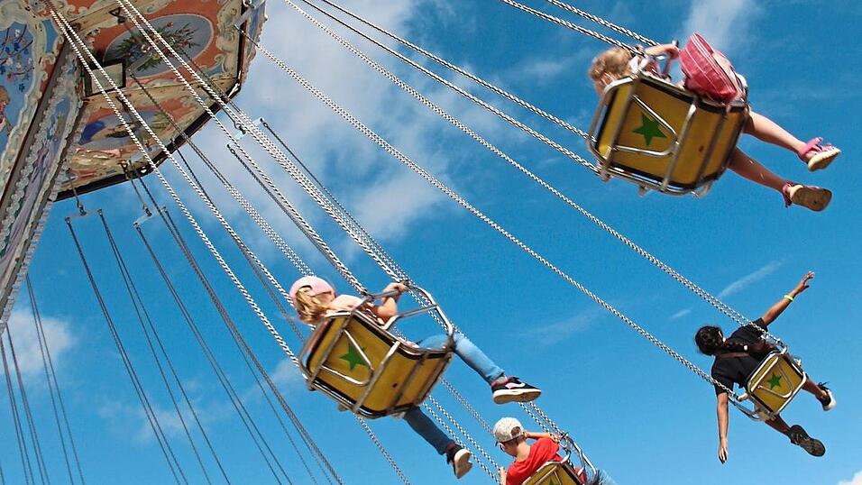 Neue Holzhütte wird für das Rodinger Volksfest gezimmert