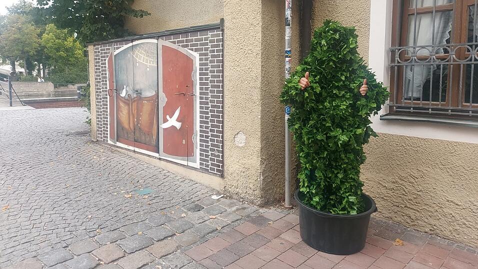 Menschlicher Baum erschreckt die Landshuter