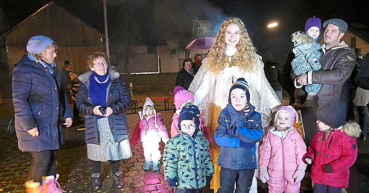 Christkind bringt Geschenke nach Upfkofen