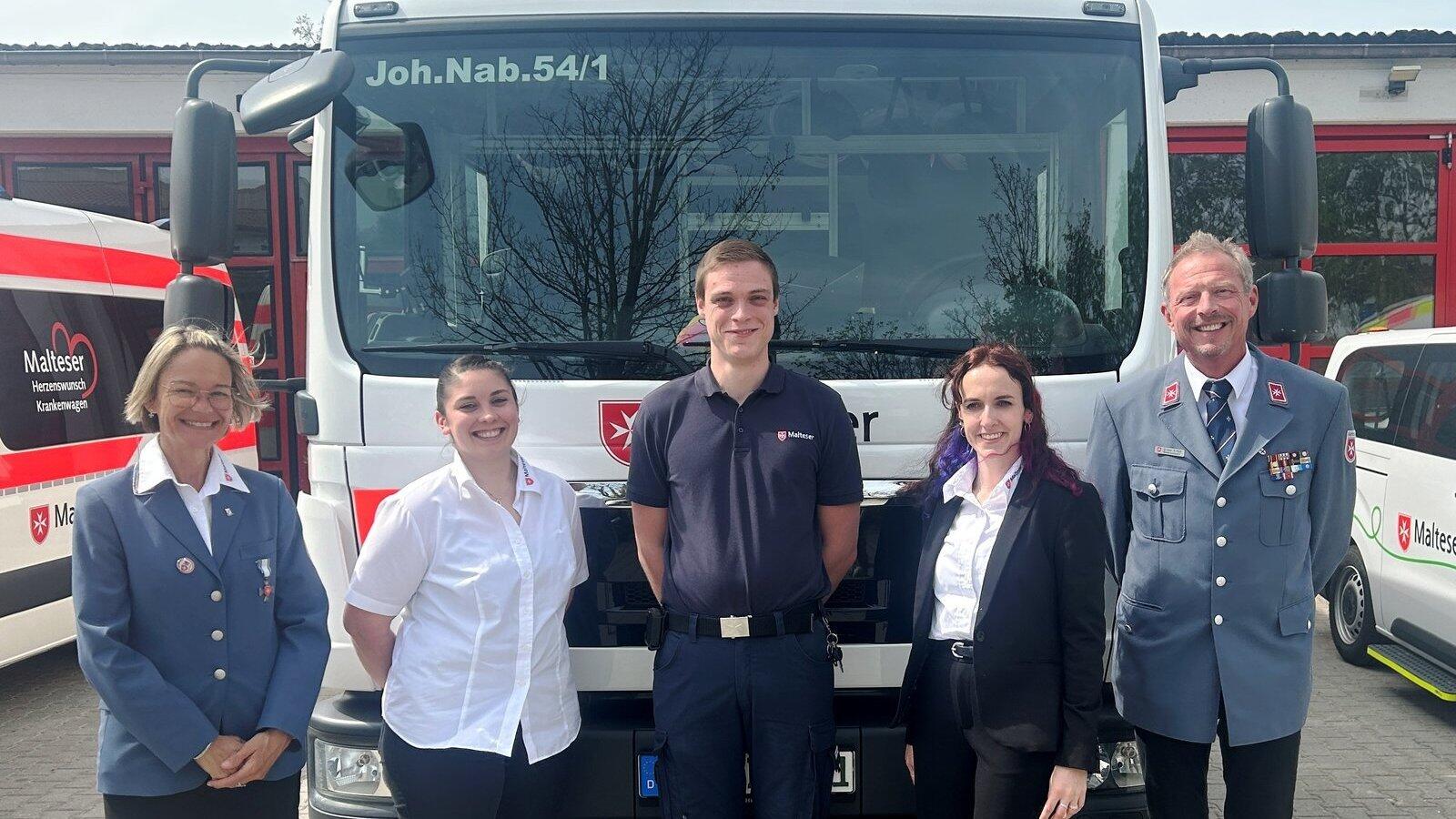 Neue Fahrzeuge der Malteser in Niederaichbach gesegnet