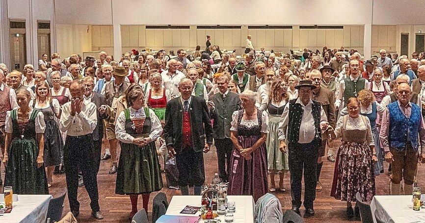 Tracht, Tanz und Tradition: Abschluss des Kirtas 2025 in Dingolfing