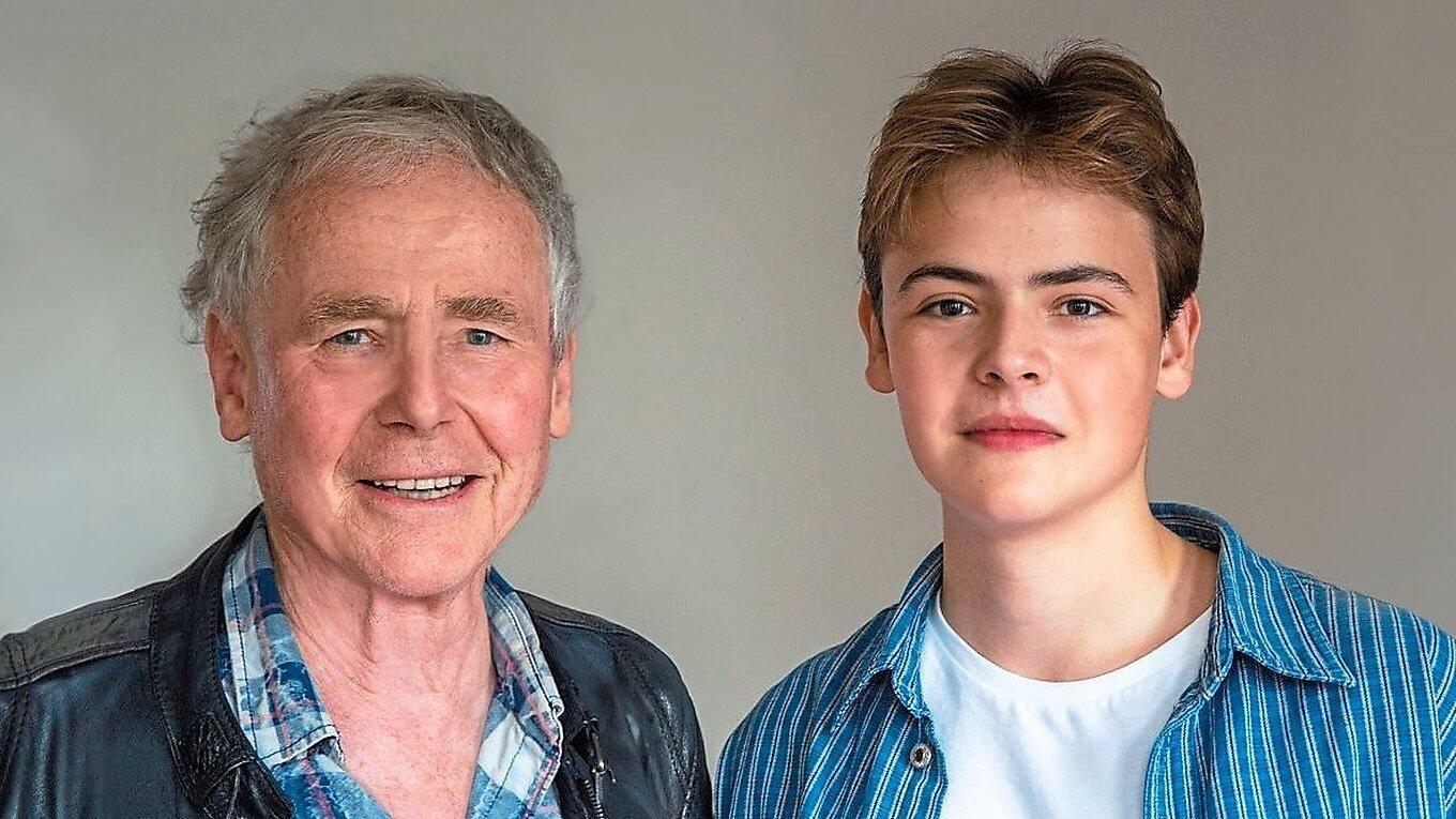 Vater und Sohn stellen in der Säulenhalle des Thon-Dittmer-Palais Fotos aus