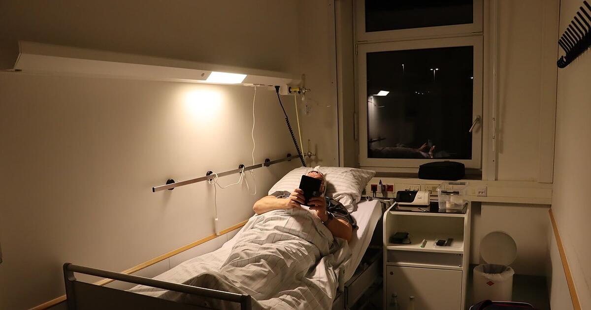 Er auf der Couch, sie im Bett: In Donaustauf bekommt ein Schnarcher Hilfe