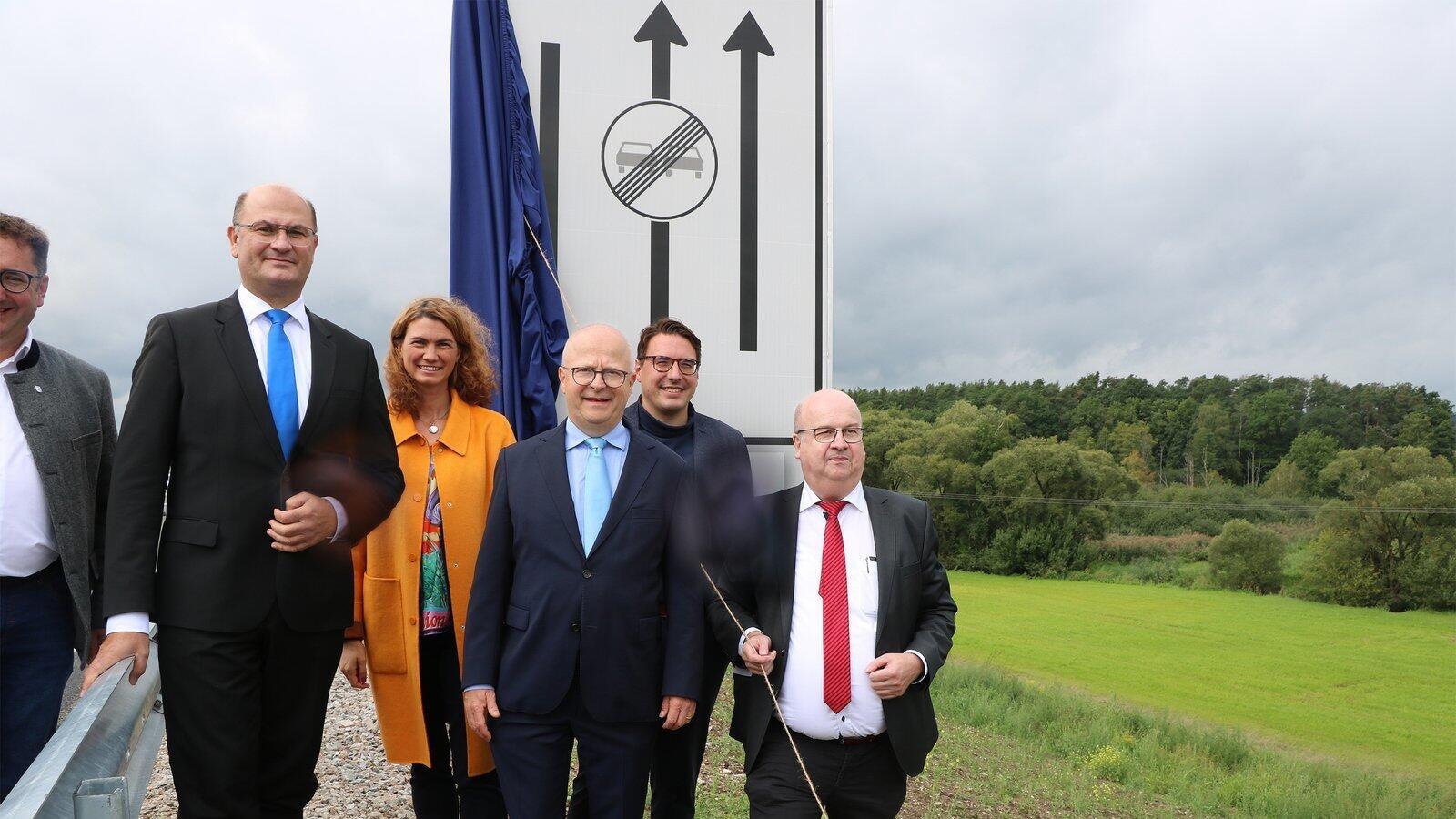 Dreistreifiger Ausbau der B16 bei Wenzenbach eröffnet