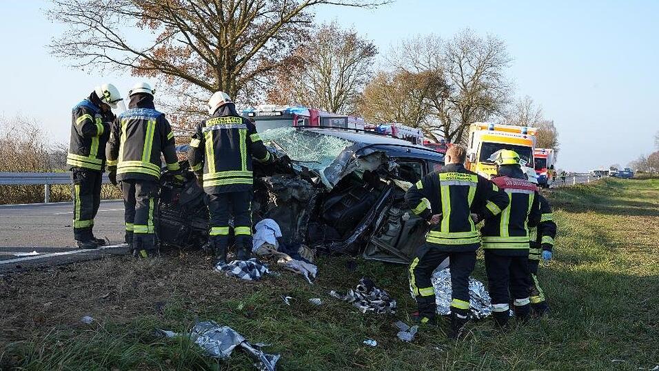 Schwerer Unfall auf der B8 zwischen Osterhofen und Künzing
