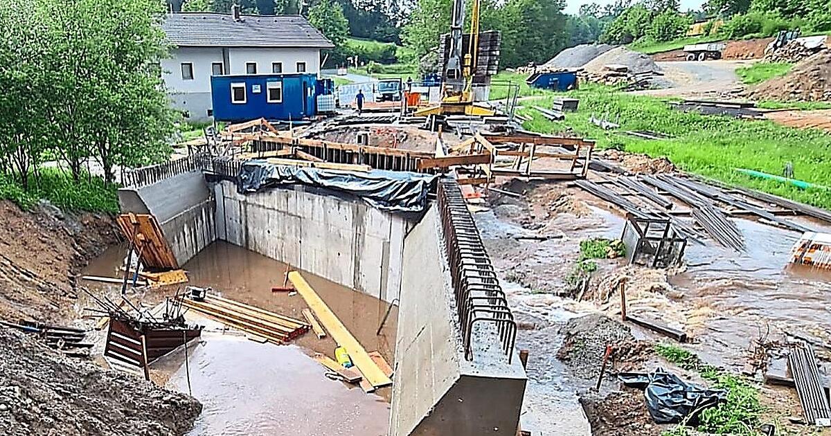 Wasser und Dreck auf der Brückenbaustelle