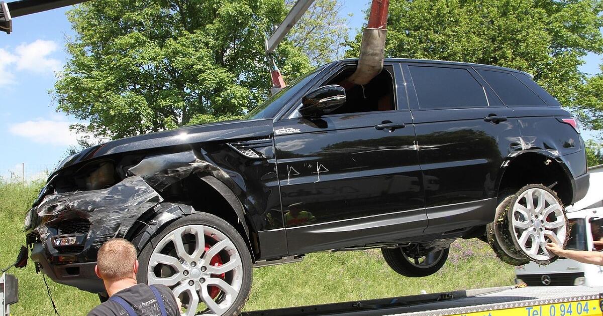 Reifenplatzer macht Neuwagen zu Schrottwagen