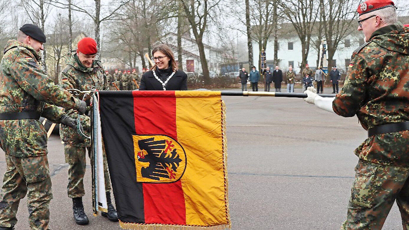 'Fahnenband Einsatz' übergeben