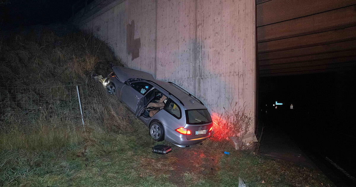 Autofahrer prallt gegen Brückenpfeiler - schwer verletzt