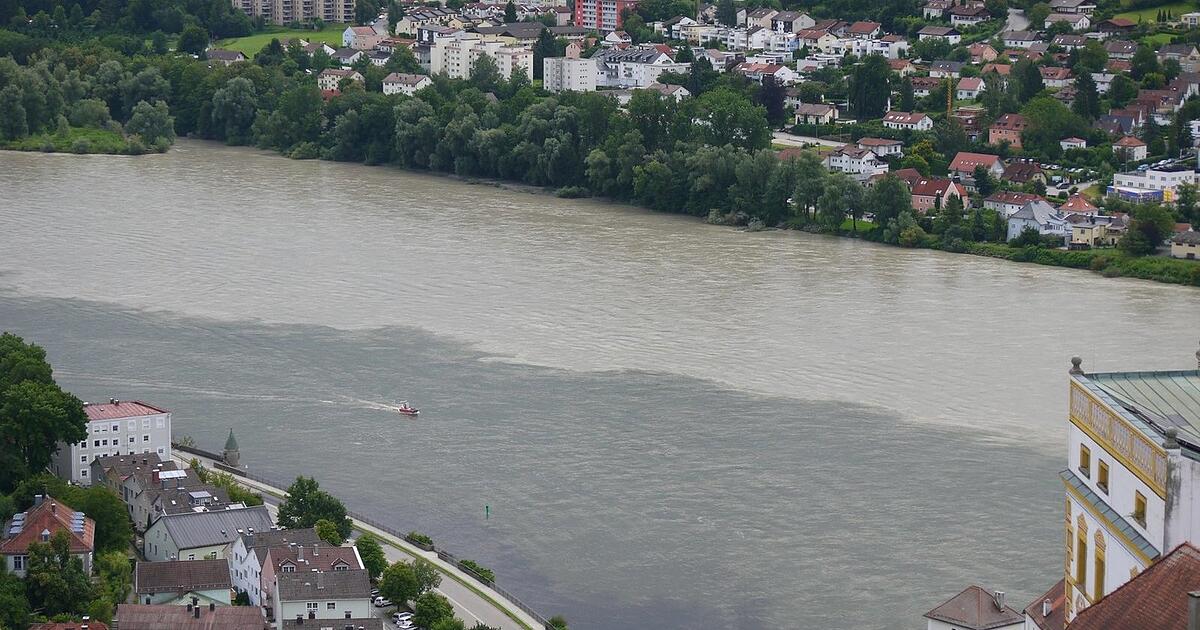 Schiff leitet Abwasser einfach in die Donau