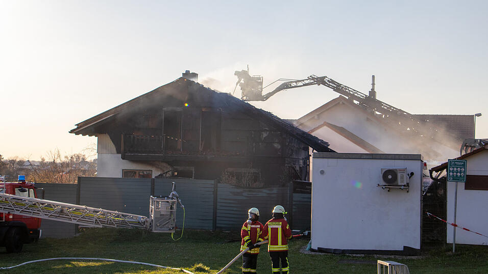 Zwei Verletzte bei Carportbrand in Hengersberg