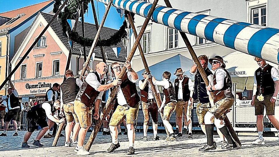 Die Further feiern ihren Maibaum