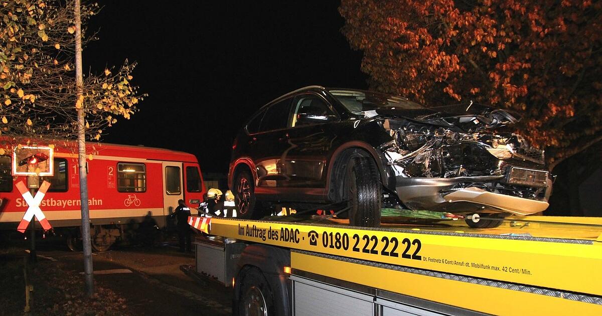 Frau fährt mit Auto in Zug