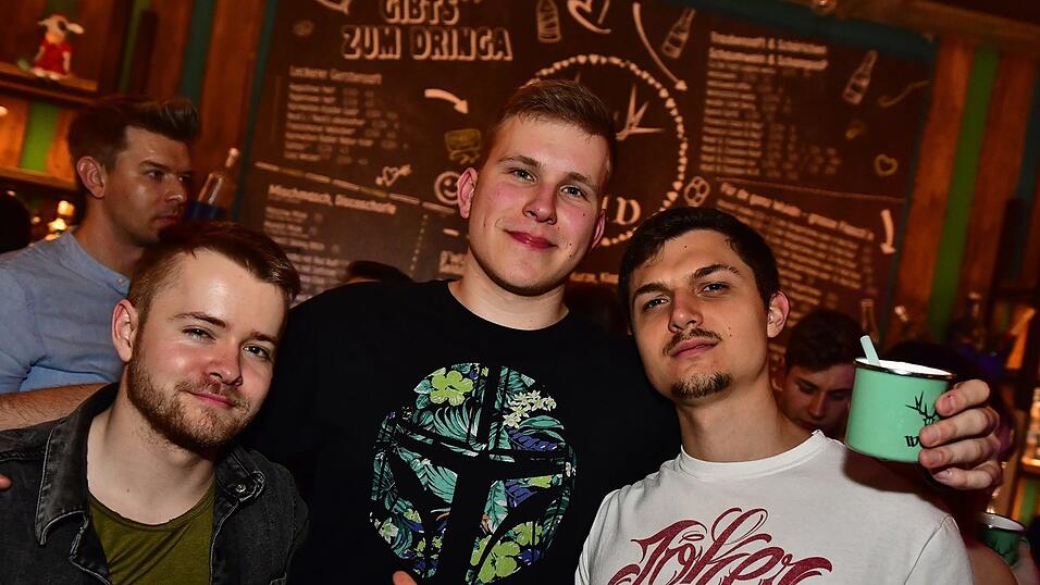Nachtschwärmer feiern in der Diskothek Wuid