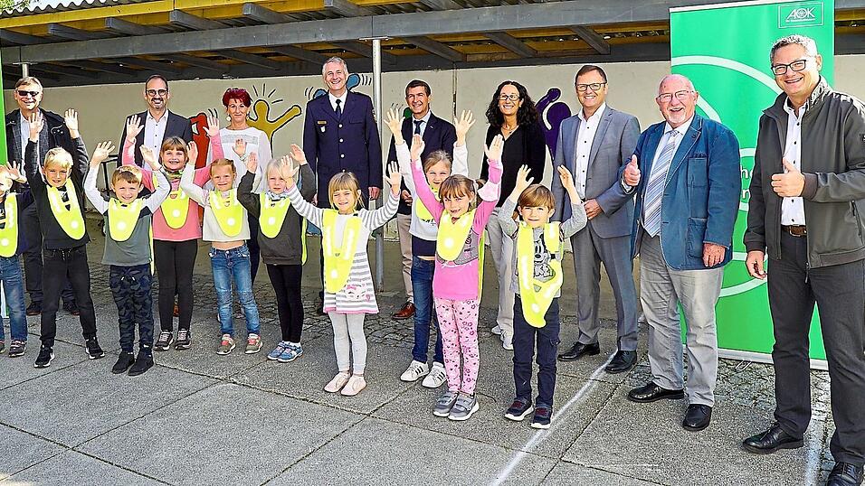 Erstklässler der Grundschule Ittling erhalten Sicherheitsüberwürfe