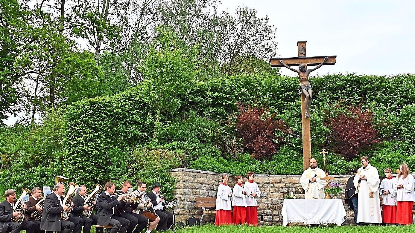 Pfingstreiter beten für unfallfreie Wallfahrt