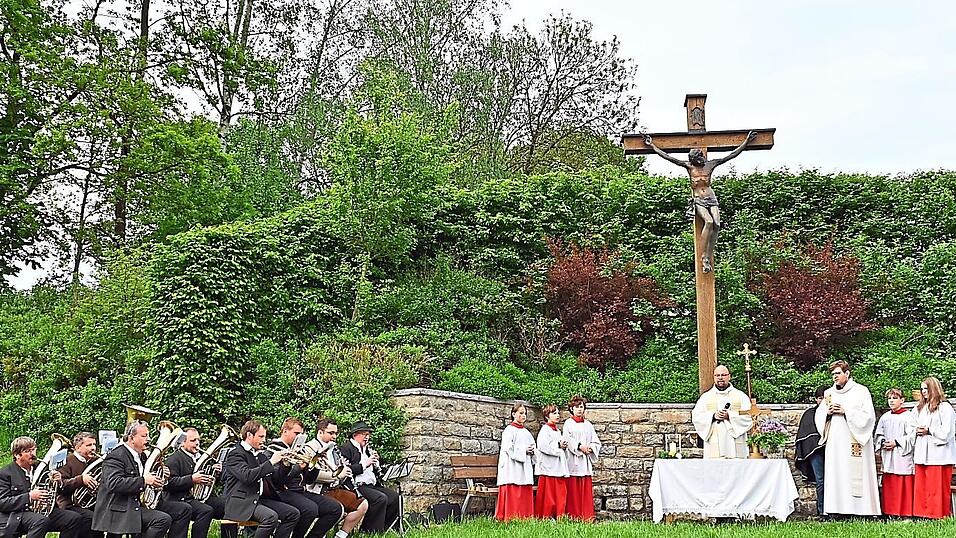 Pfingstreiter beten für unfallfreie Wallfahrt