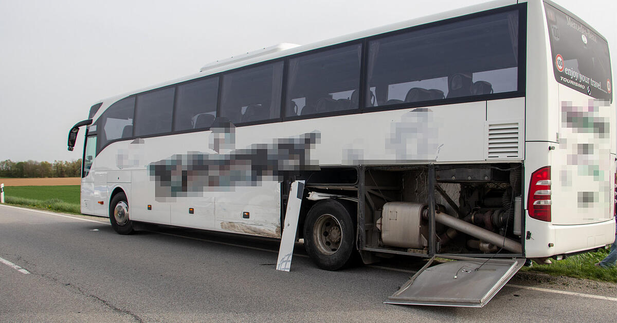 Bus und Auto kollidieren auf der B8 bei Stephansposching