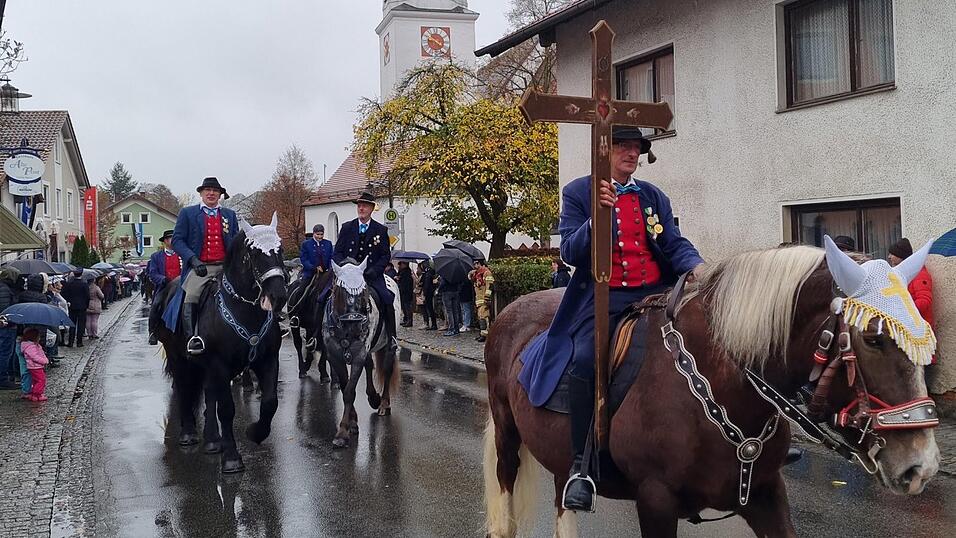 147 Reiter legen beim Miltacher Martiniritt Bekenntnis zu Glaube und ...