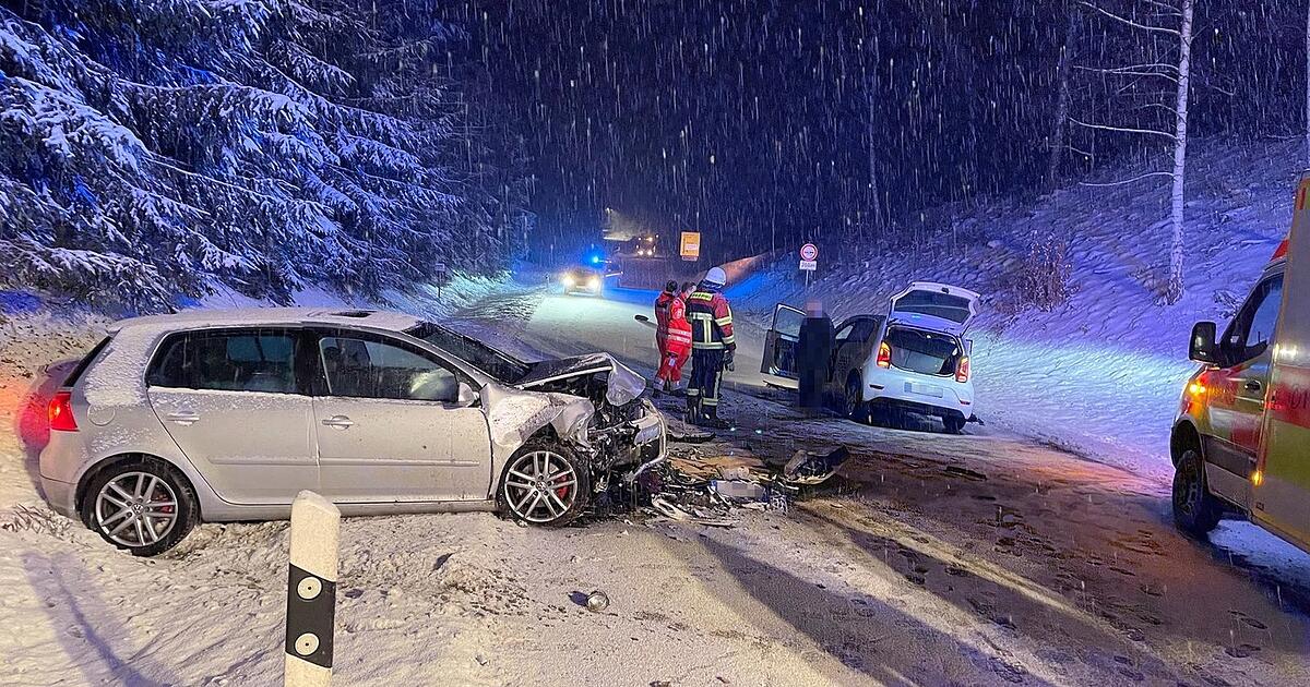Autos krachen frontal zusammen - drei Verletzte