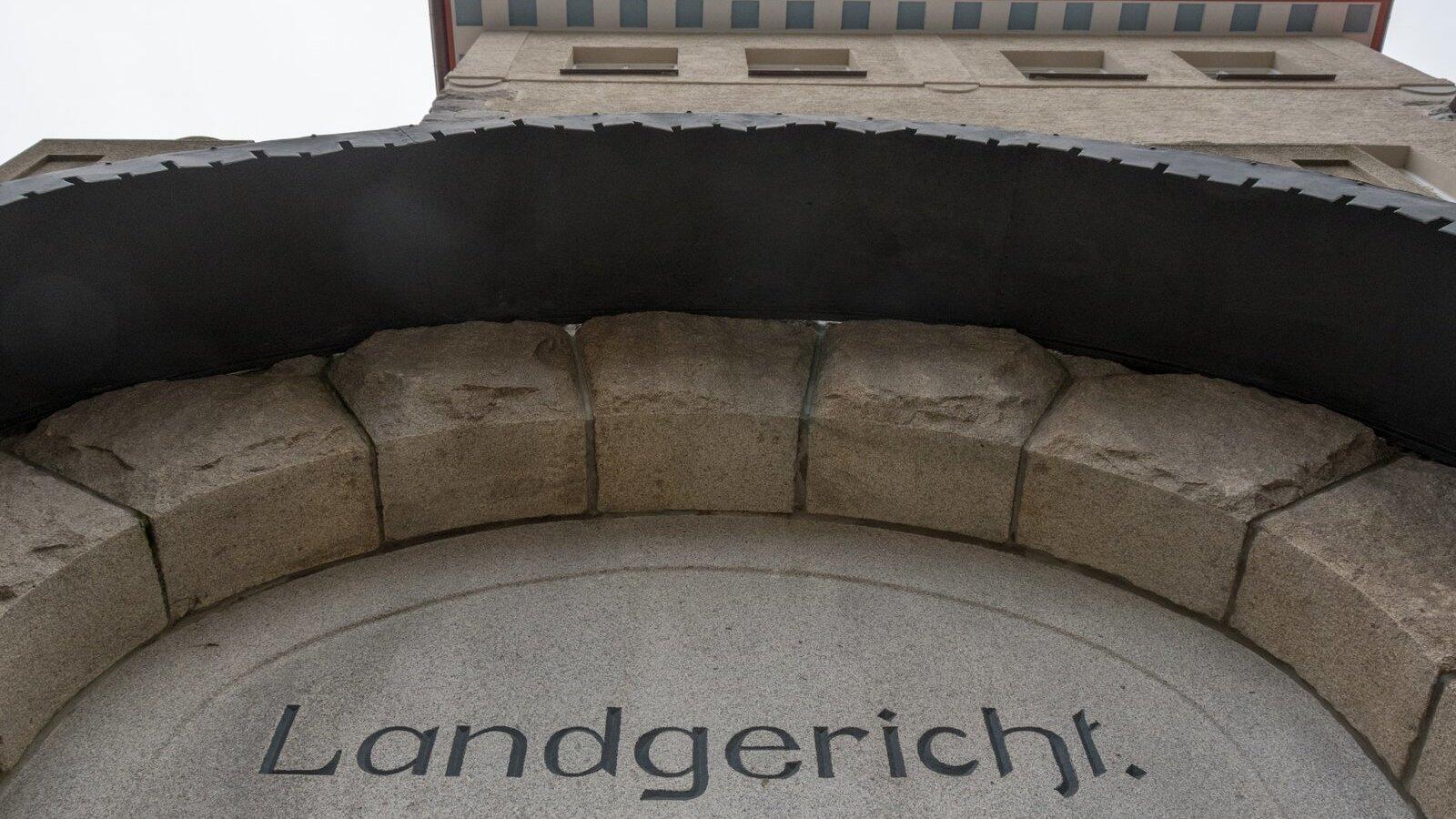 Totschlag-Prozess: 38-Jährige soll Partner in Deggendorf erstochen haben