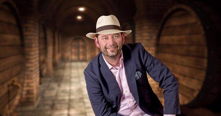 Kabarettist Tom Bauer sagt Betrügern mit Humor den Kampf an