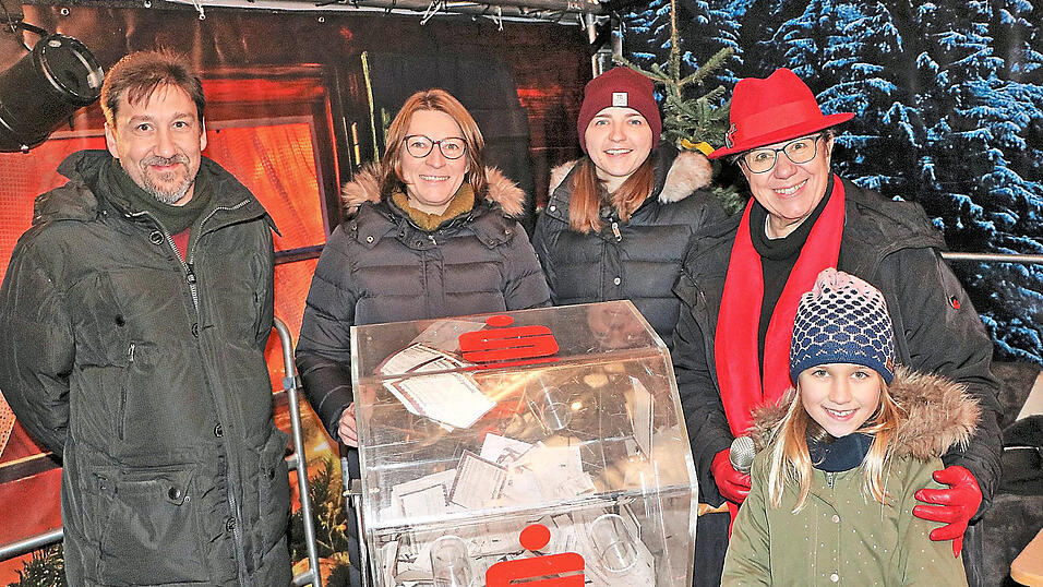 Weihnachtsgewinnspiel: Christa Liebner zieht das große Los