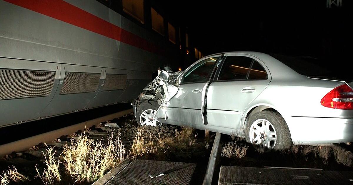 ICE prallt gegen Auto auf Bahnübergang - Schranke umfahren?