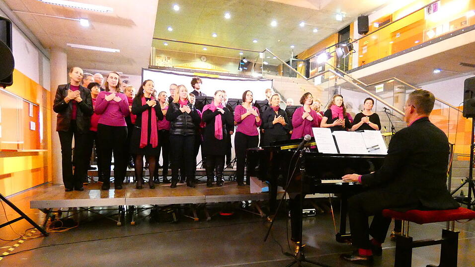 Chorklassen und MarCanto bei 'Kultur in der Aula'