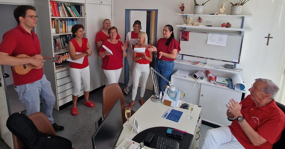 Singstunde statt Sprechstunde: Ständchen für Landauer Arzt Dr. Erdel