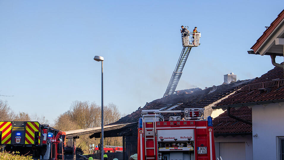 Zwei Verletzte bei Carportbrand in Hengersberg