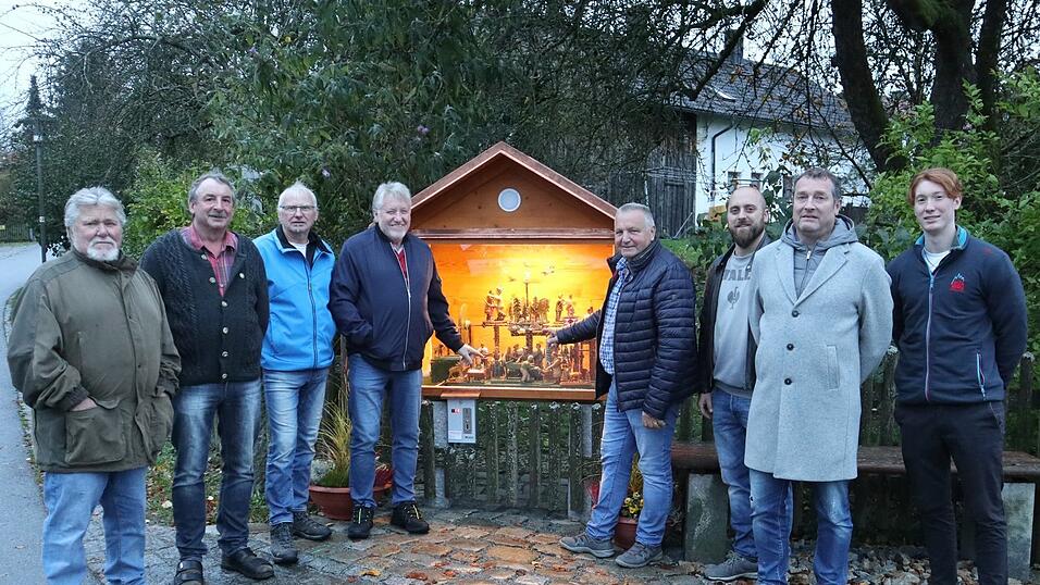Handgeschnitztes Holzspiel in Falkenfels aufgestellt