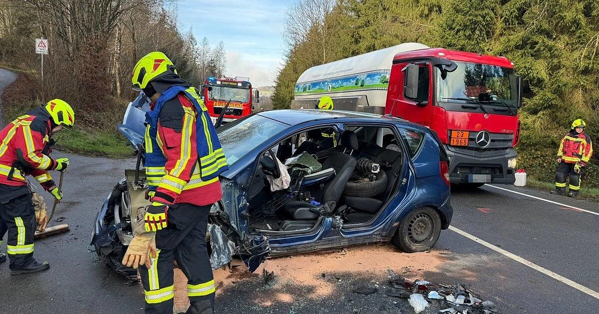 Drei Verletzte: Schlepper schiebt Auto bei Regen in den Gegenverkehr