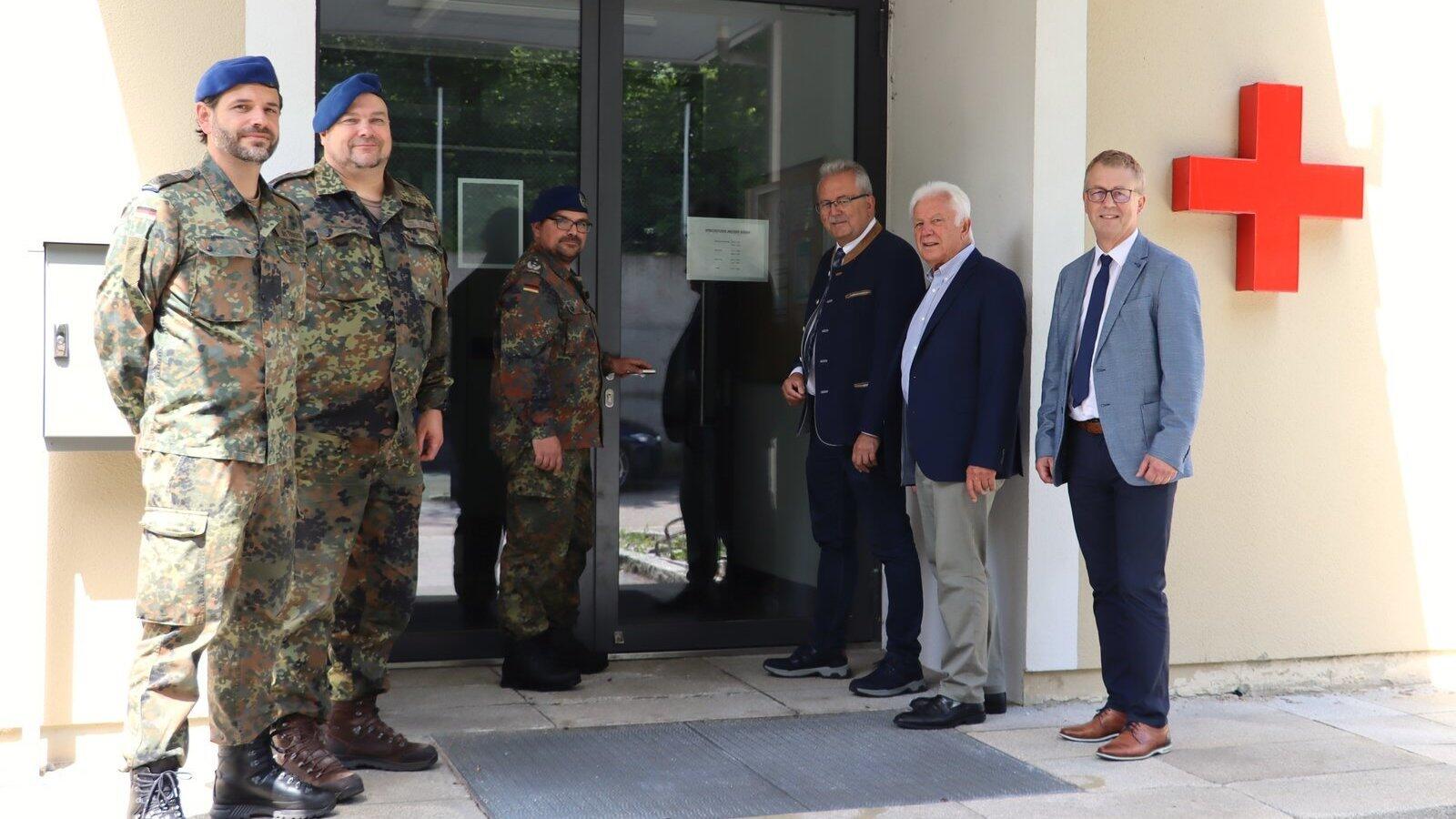Oberstarzt Dr. Vogl stellt in Bogen wieder ein Sanitätszentrum in Dienst
