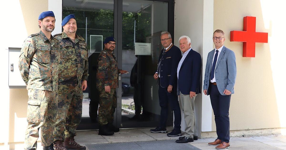 Oberstarzt Dr. Vogl stellt in Bogen wieder ein Sanitätszentrum in Dienst