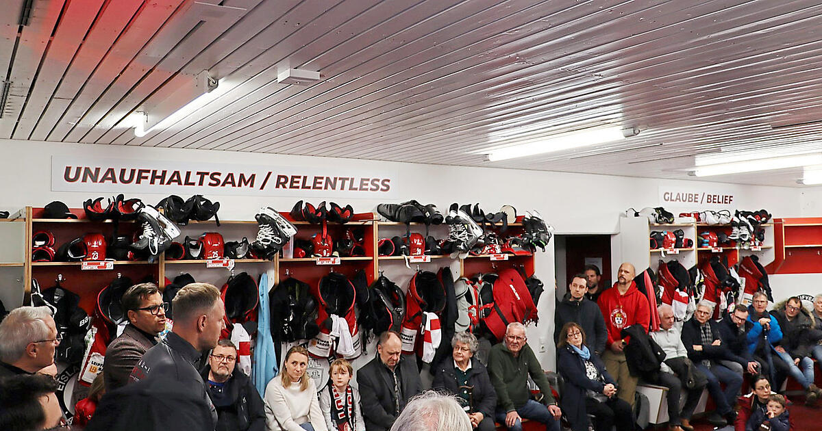 Alois Schloder führt Besucher durch Landshuter Fanatec Arena