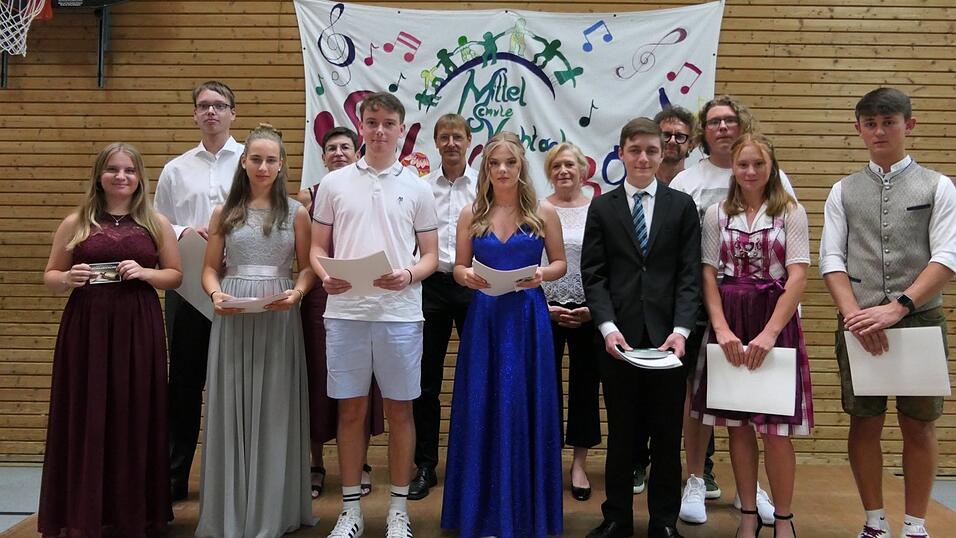 66 Absolventen feiern Abschluss an der Mittelschule Viechtach
