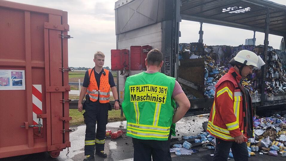 A3 bei Metten nach Reifenplatzer wieder befahrbar