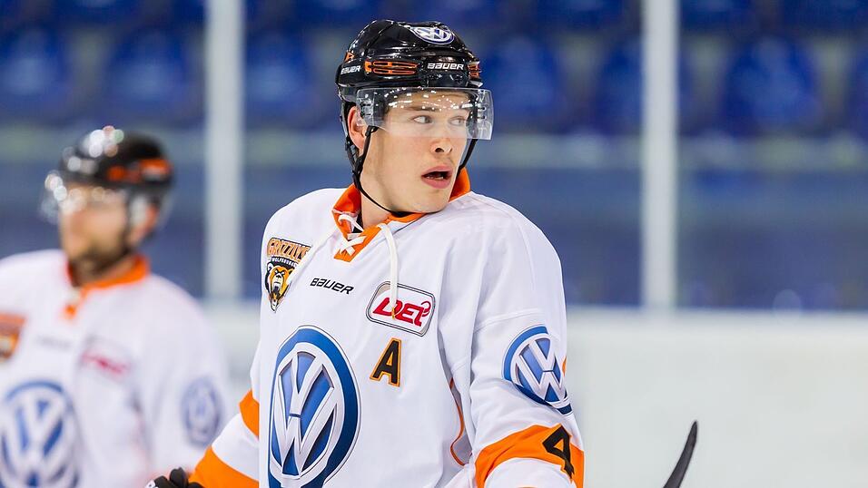 Alex Roach verteidigt für den Deggendorfer SC