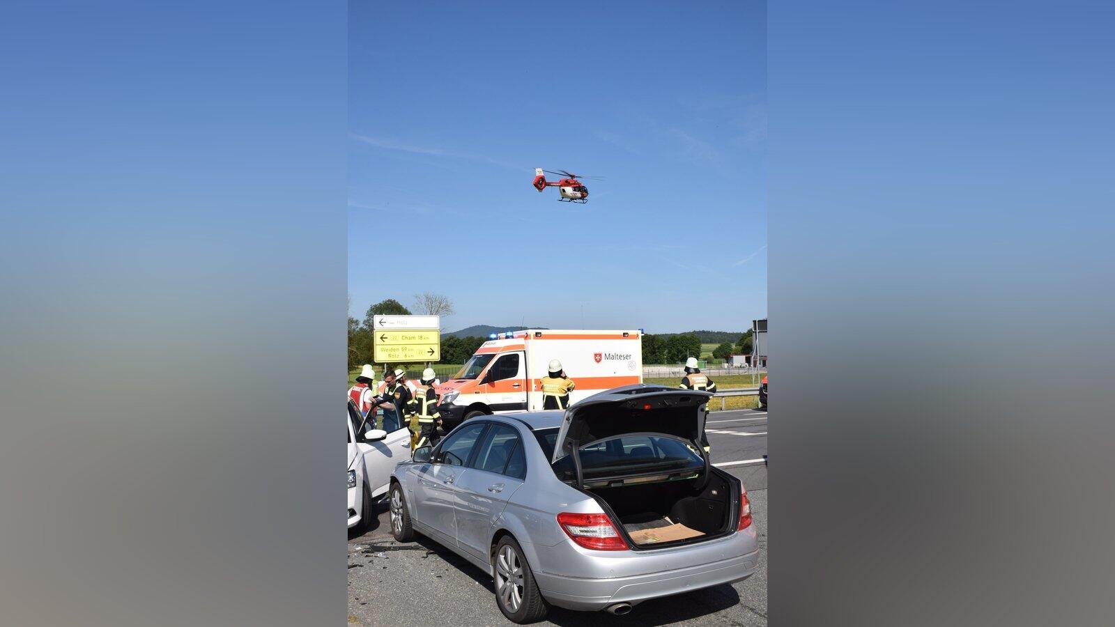 Drei Fahrzeuge an Unfall auf B22 bei Schönthal beteiligt