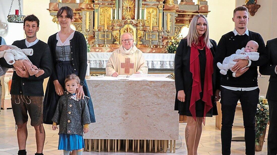 Die erste Taufe am neuen Taufstein