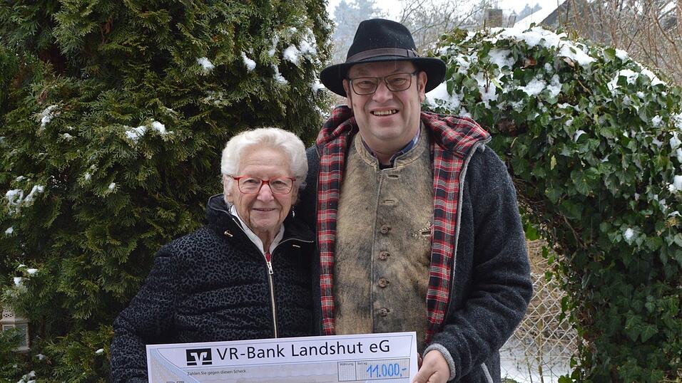 Spendensammlerin aus Oberaichbach übergibt 11.000 Euro