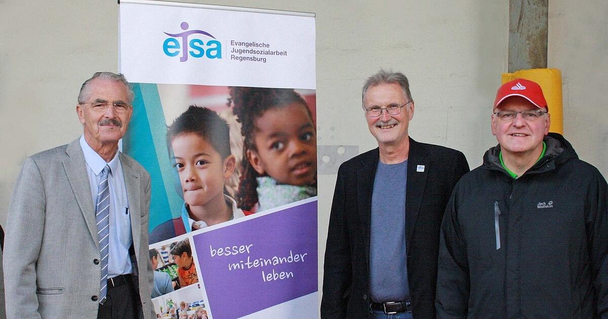 Armin Wolf löst Wettschulden bei der ejsa ein