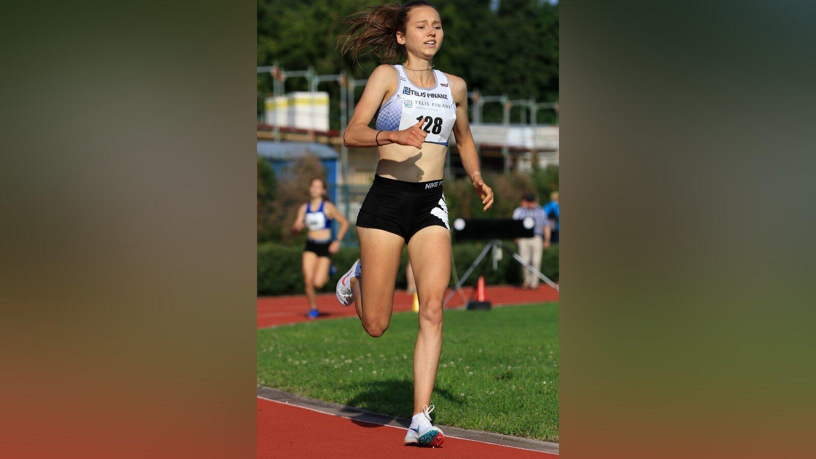 Domenika Mayer jubelt beim Hannover-Marathon