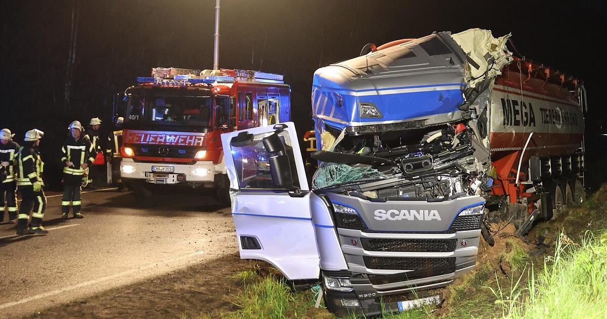 Zwei Lastwagen prallen auf der B16 frontal zusammen